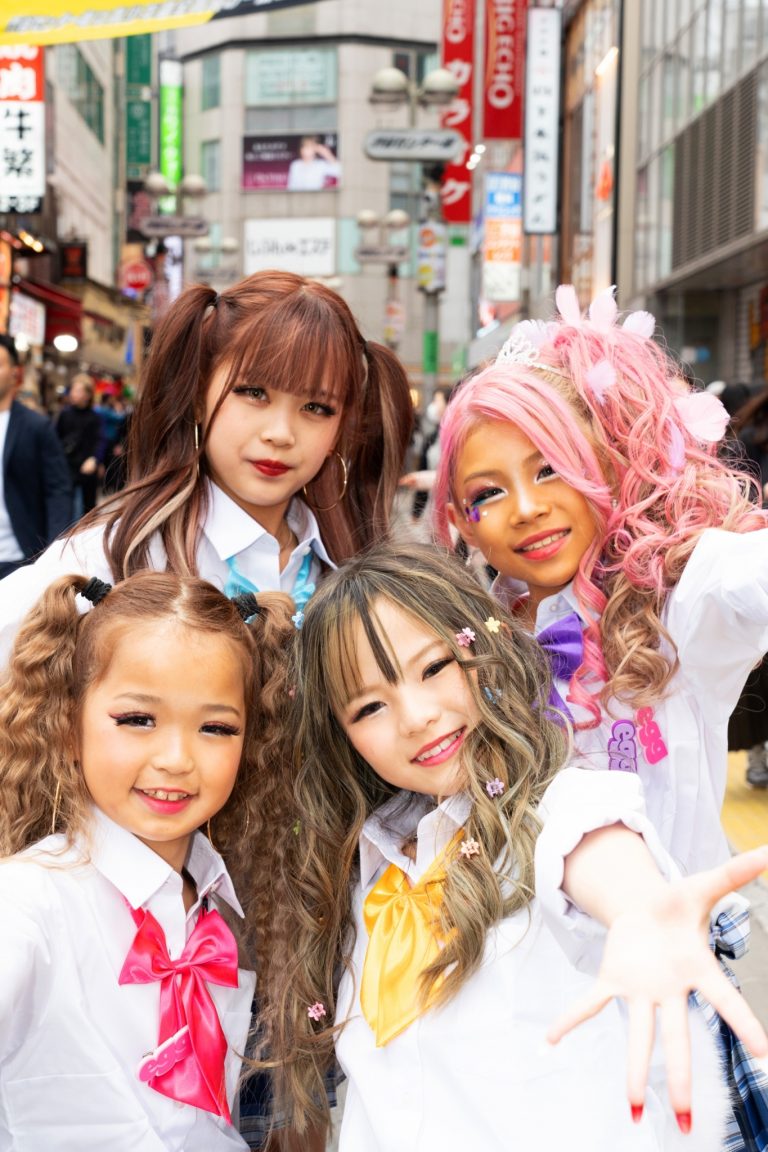 毎月WEB表紙を発表して行き、WEB雑誌として情報出しをします。