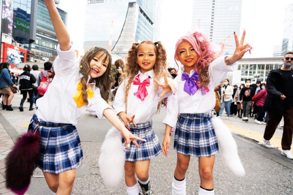 毎月WEB表紙を発表して行き、WEB雑誌として情報出しをします。